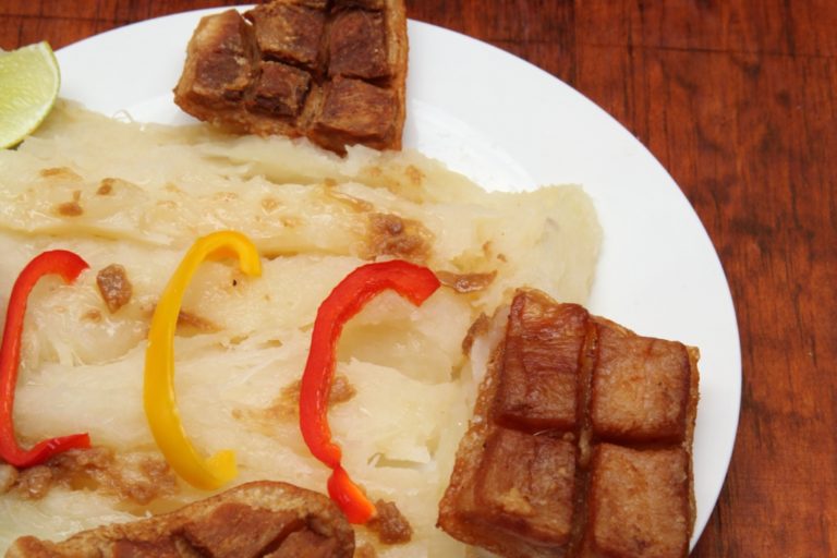 Yuca con mojo y chicharrón - Buen Provecho - Las mejores recetas de cocina