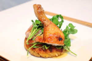 Pollo sobre tortitas de yuca