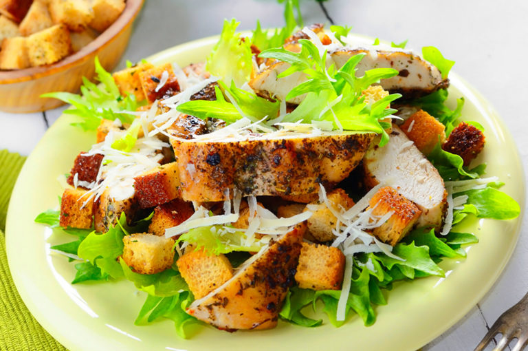 Ensalada César con pollo