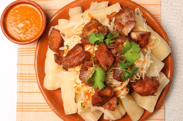 Yuca con chicharrón ¡delicia hondureña para almorzar o cenar!