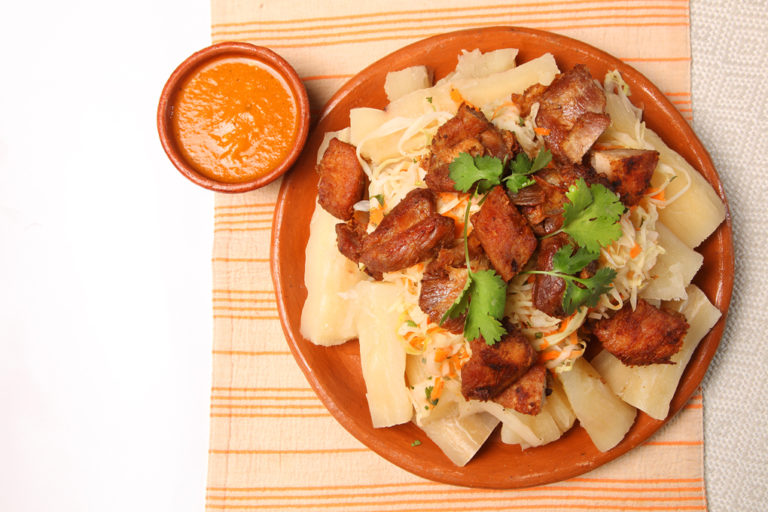 Yuca con chicharrón ¡delicia hondureña para almorzar o cenar!