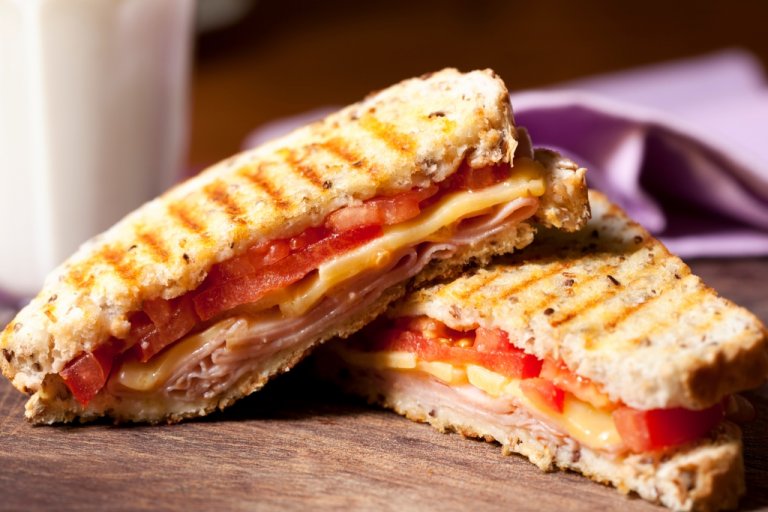 Panini de jamón y tomate