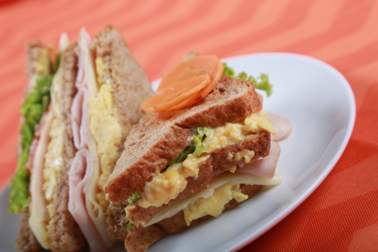 Sándwich de huevo con queso suizo y pan integral