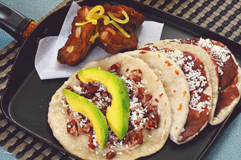 Baleada con cerdo ¡Giro de sabor de la comida hondureña!