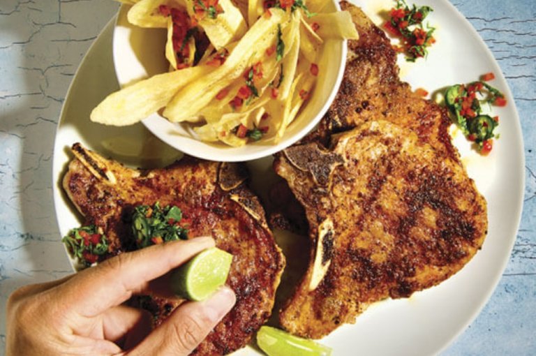 Chuleta con tajadas y el sazón de los productos Sula