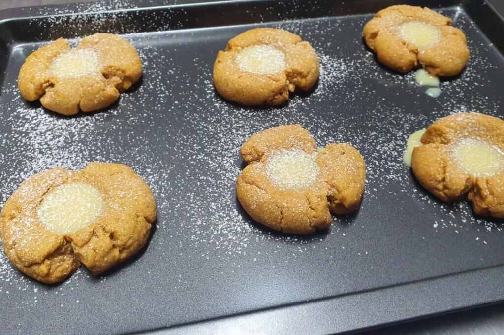 Galletas de crema de maní rellenas de leche condensada