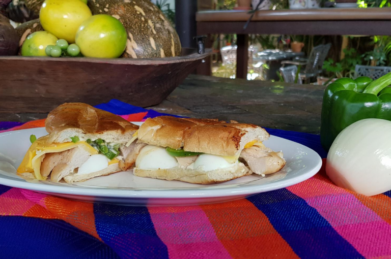 Panini de pollo y huevo ¡con el toque especial del chef Espinal!