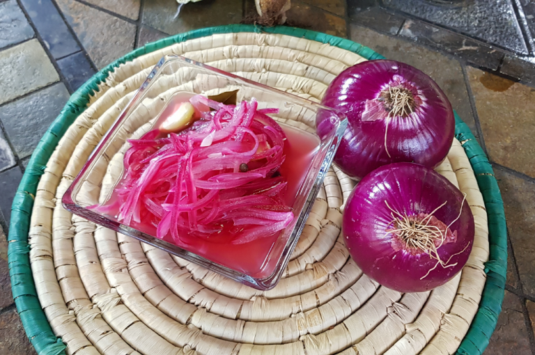 Encurtido casero de cebolla roja ¡para un toque delicioso!