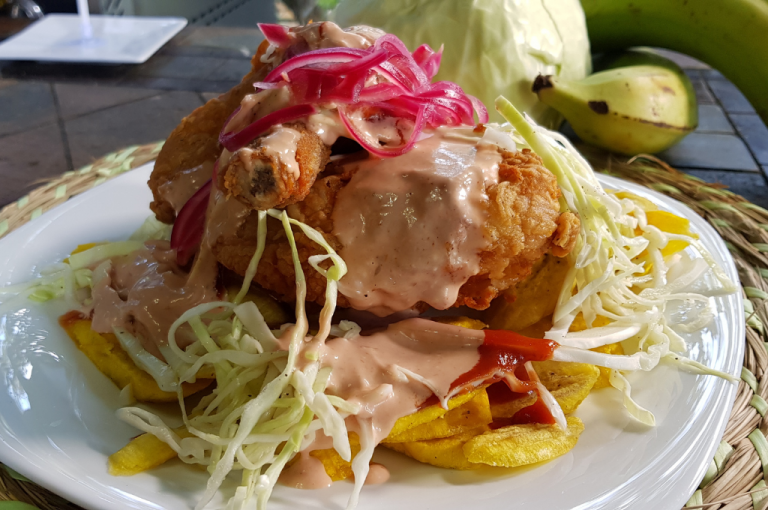 Pollo chuco o con tajadas, el platillo que representa a los sampedranos