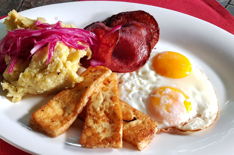 Mangú, queso frito y salami ¡un platillo de República Dominicana!