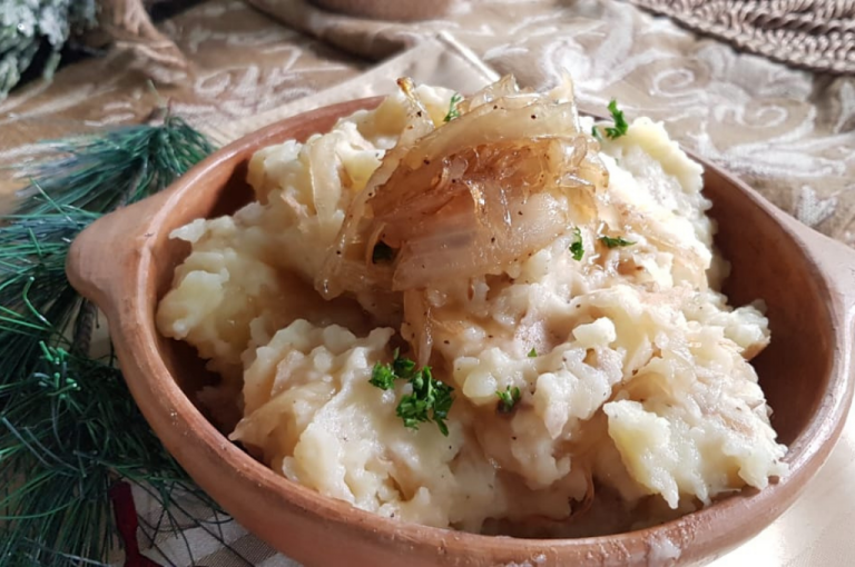 Puré de papa con cebolla caramelizada