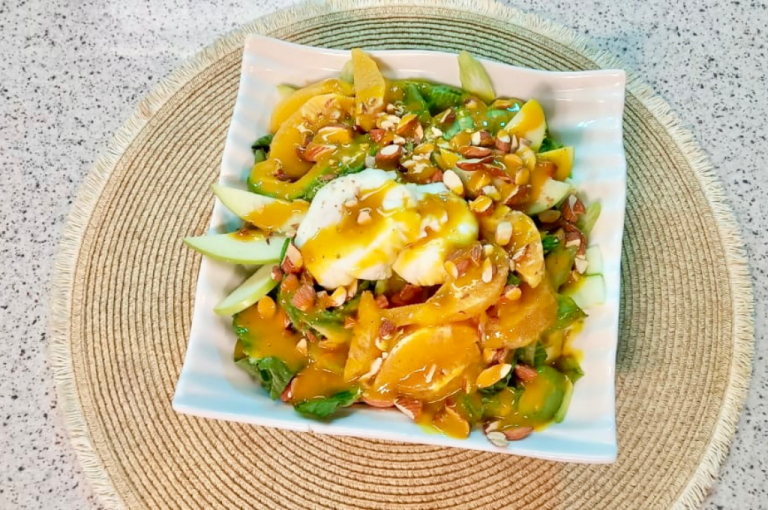 Video: ¿Cómo hacer ensalada de huevos ponchados?