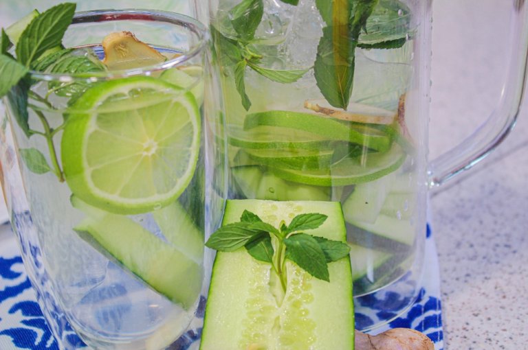 Infusión de limón, pepino y menta, una bebida refrescante para el calor
