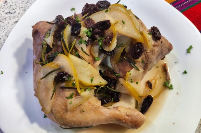 Muslos de pollo en salsa de peras, una deliciosa opción para el almuerzo