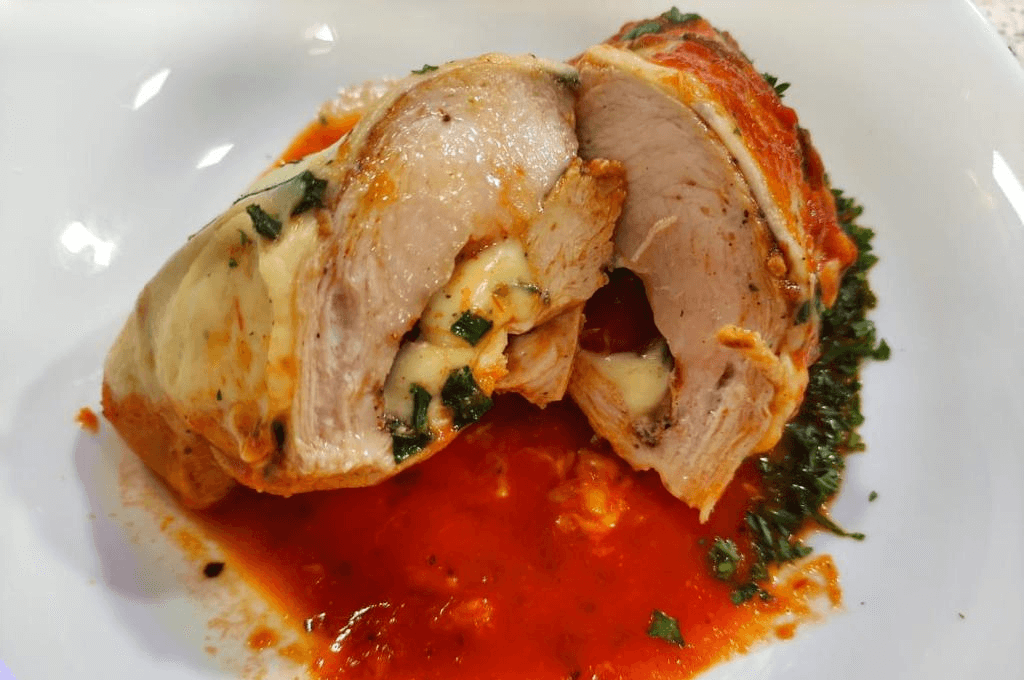 Pechuga de pollo relleno estilo caprese, ideal para tus almuerzos