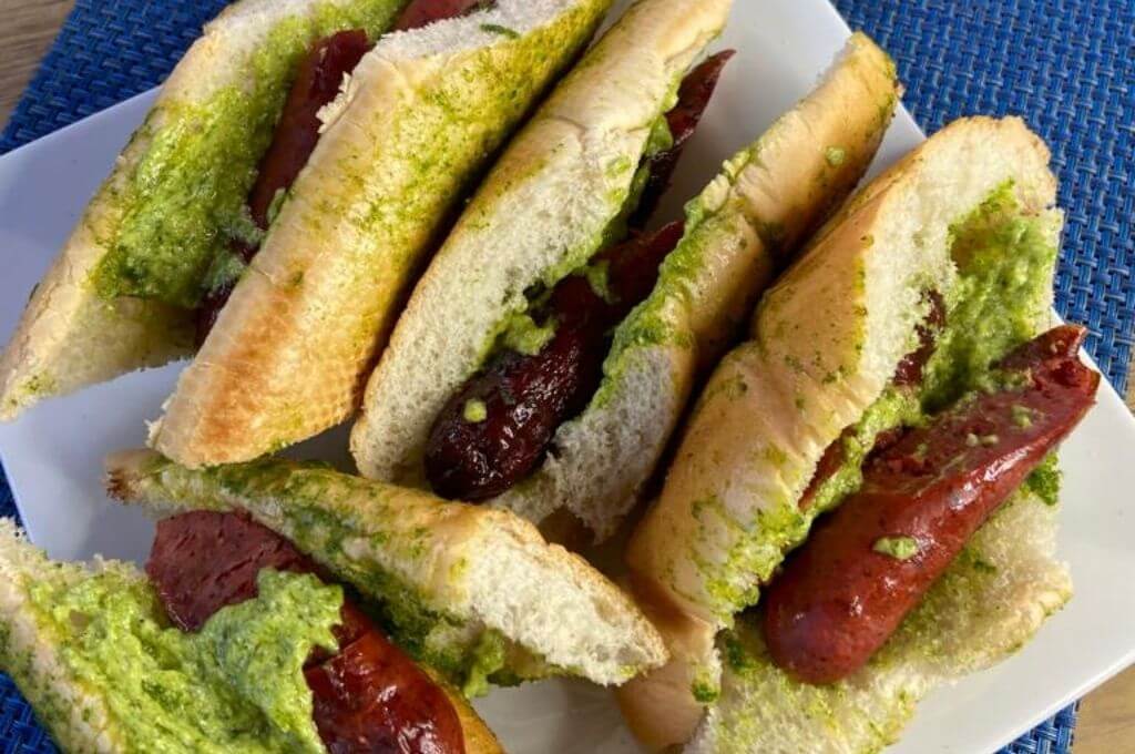 Choripanes con salsa de chimichurri - Buen Provecho