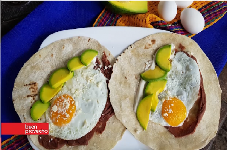 Video: ¿Cómo hacer baleada con huevo estrellado?