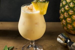 Cóctel con piña y coco
