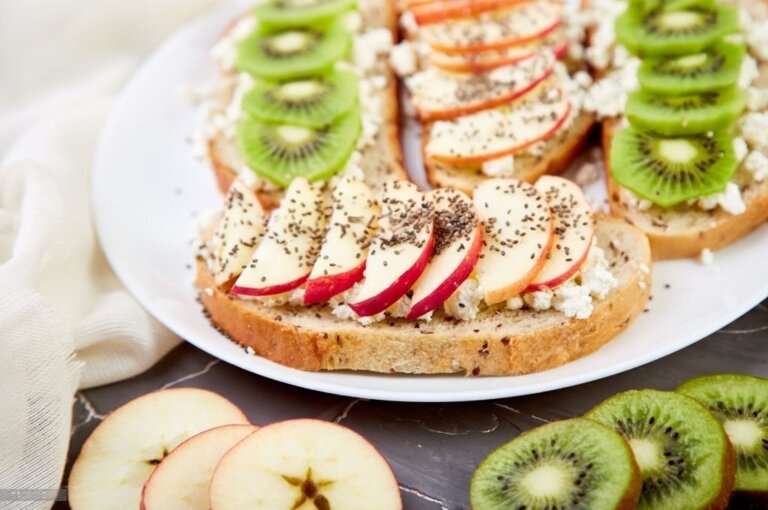 Tostadas con requesón y frutas