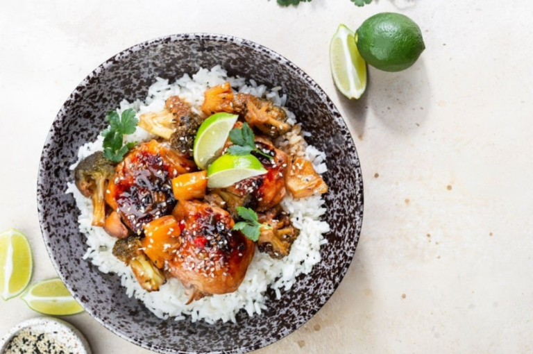 Pollo teriyaki sobre arroz con limón