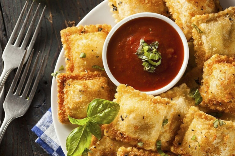 Raviolis fritos con salsa marinara