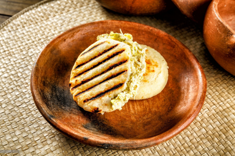 Arepa con pollo y aguacate