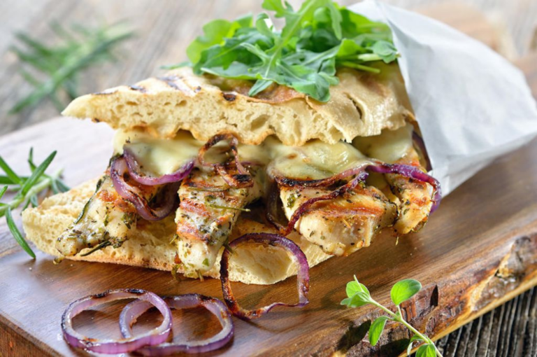 Panini de pollo con cebolla caramelizada