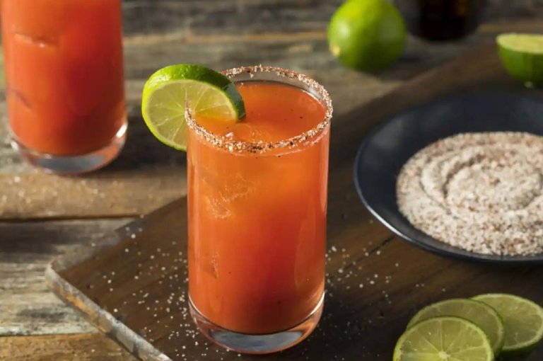 Michelada picante con jalapeño y limón